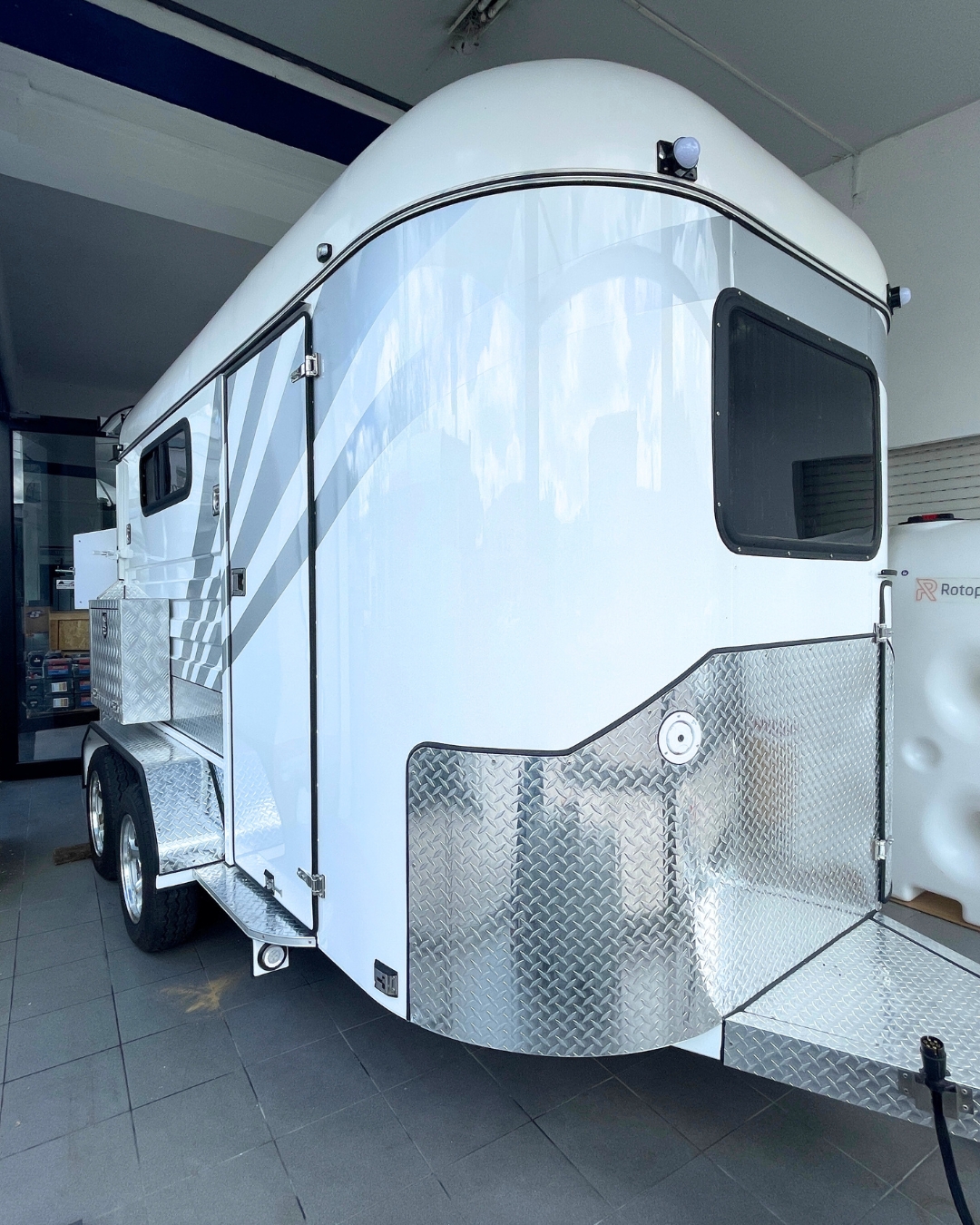 #3 Trailer de Caballos Vertical con cocina para 2 Equinos | modelo ...