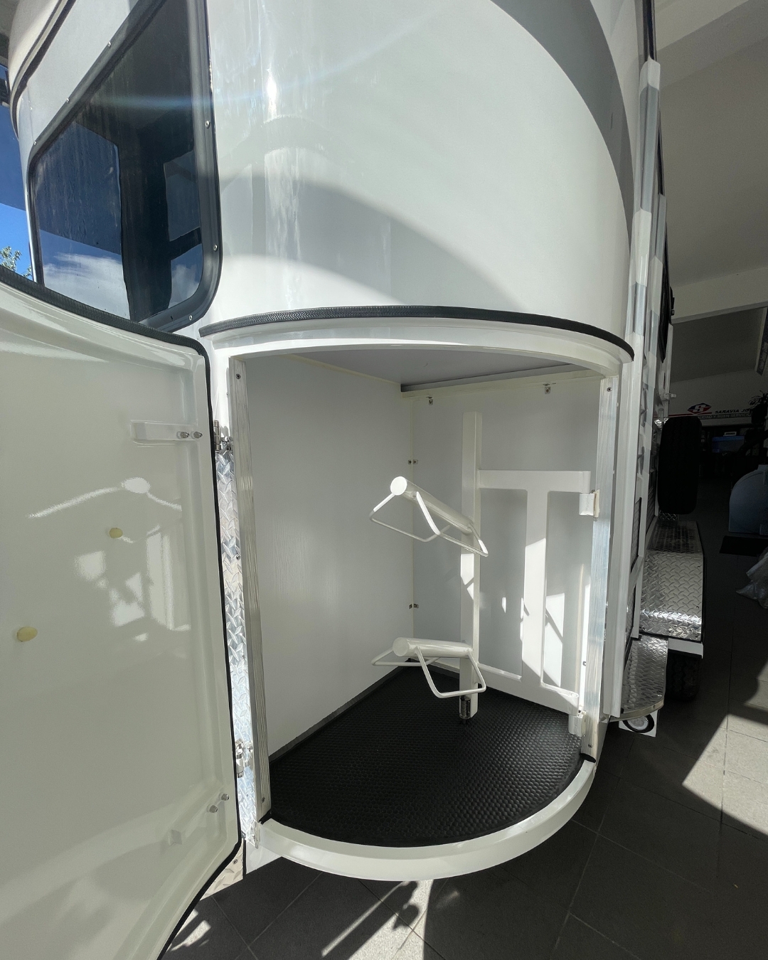 #3 Trailer de Caballos Vertical con cocina para 2 Equinos | modelo ...